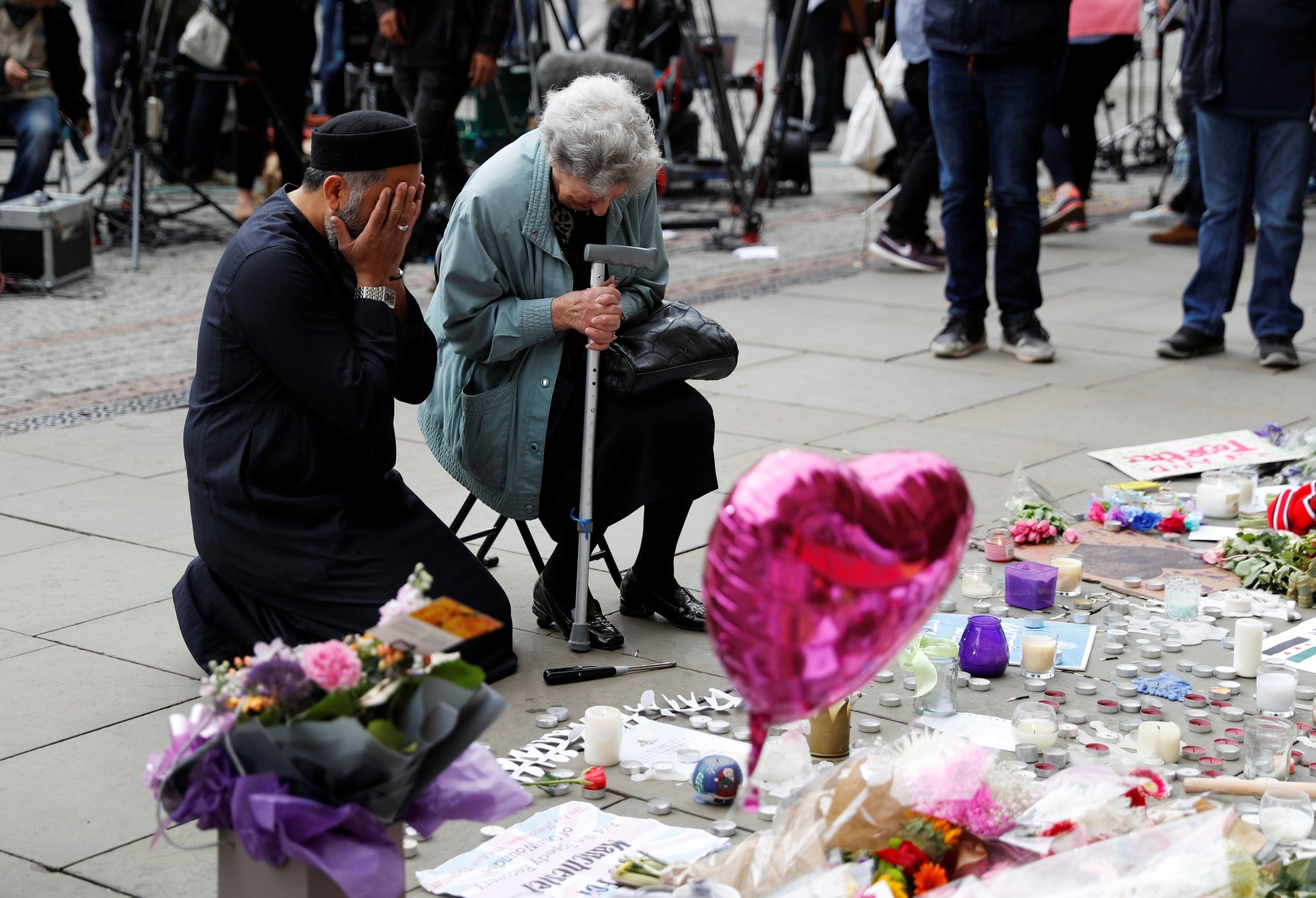 Muslim man, Jewish woman become symbol of unity after Manchester attack ...