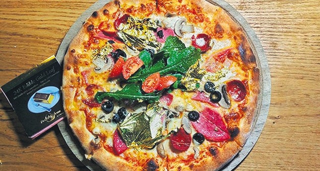 Stomach luxury: Turkish chef bakes 24-carat gold pizza - Daily Sabah
