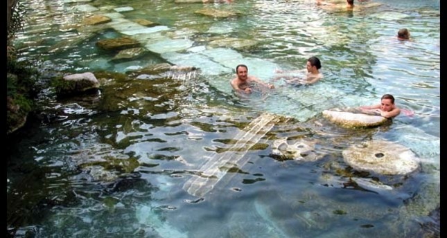Ancient pool in Pamukkale popular tourist attraction - Daily Sabah
