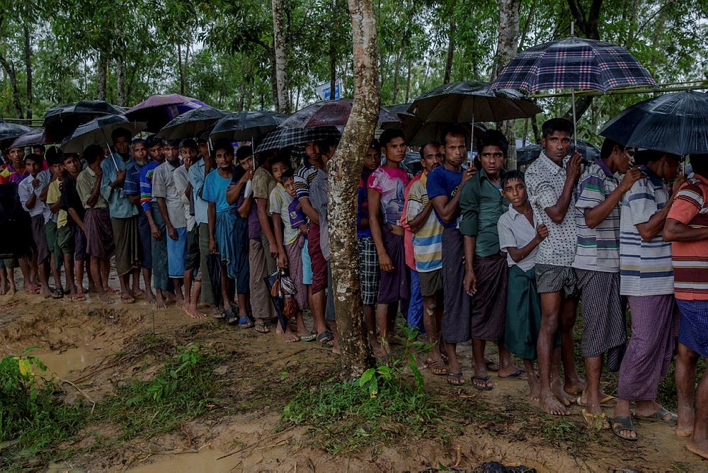 Rohingya villagers in Myanmar beg for safe passage | Daily Sabah