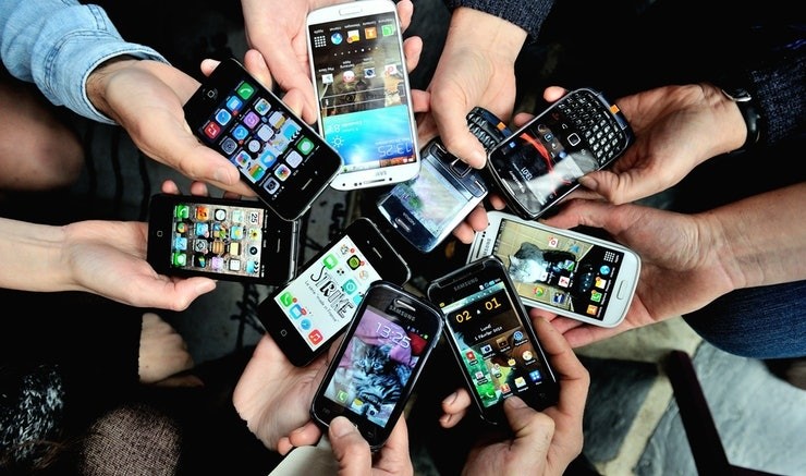 France considers banning mobile phones in schools, sparking public ...