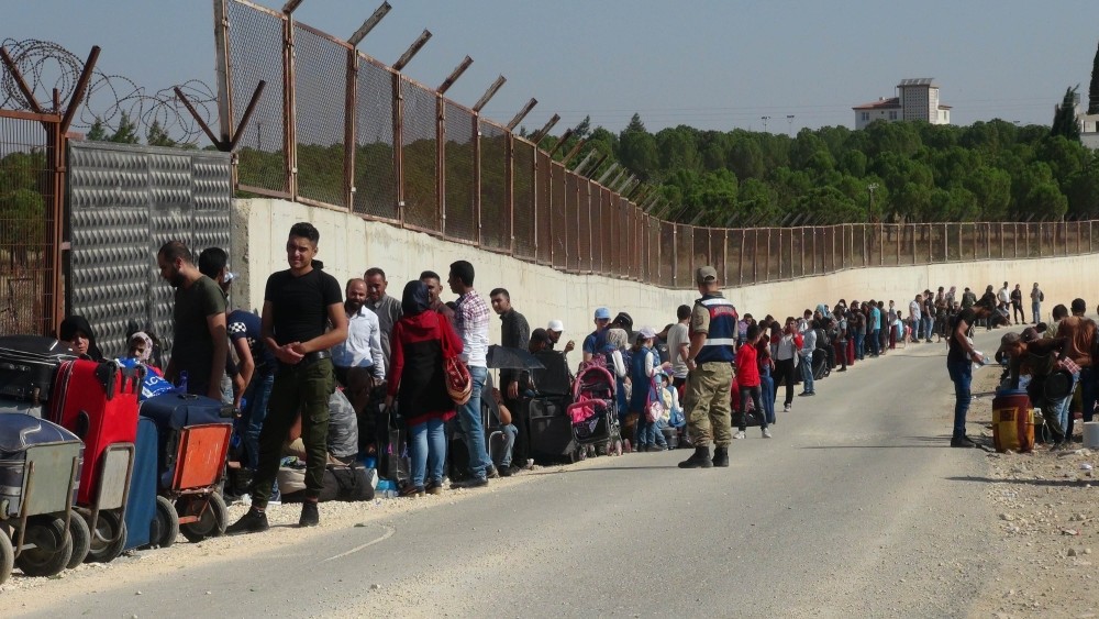 Turkey's borders teem with Syrian refugees, Turkish expats returning to ...