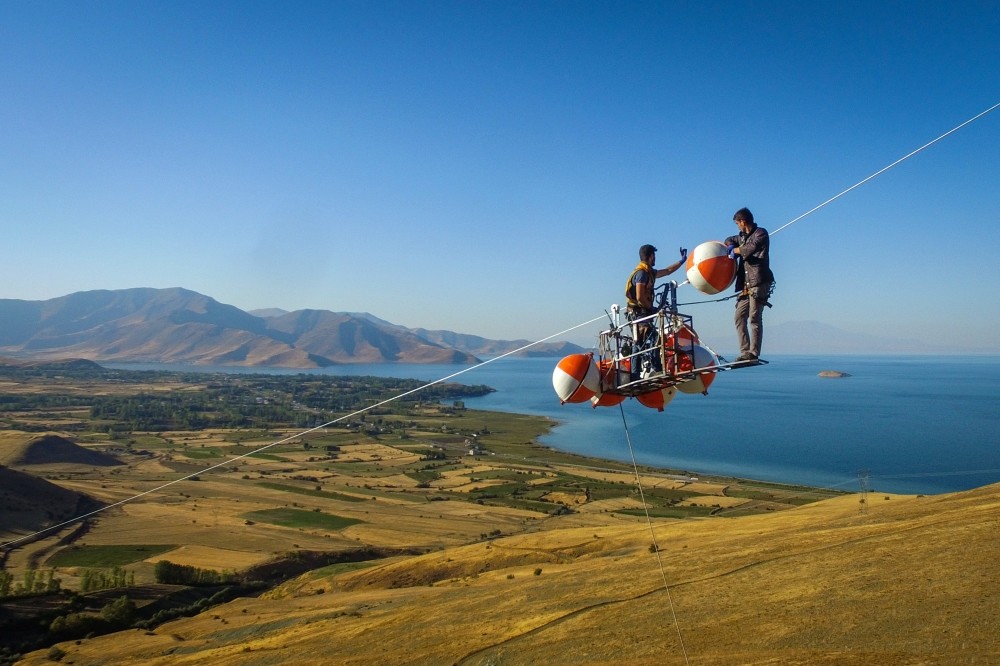 Turkish 'Spider Men' defy gravity on high voltage lines | Daily Sabah
