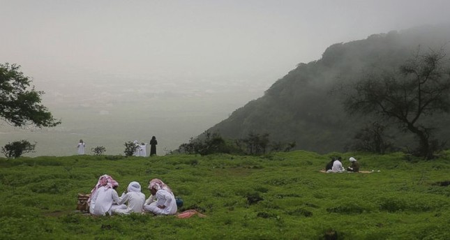 Oman's foggy cool monsoon season and festival draws tourists - Daily Sabah